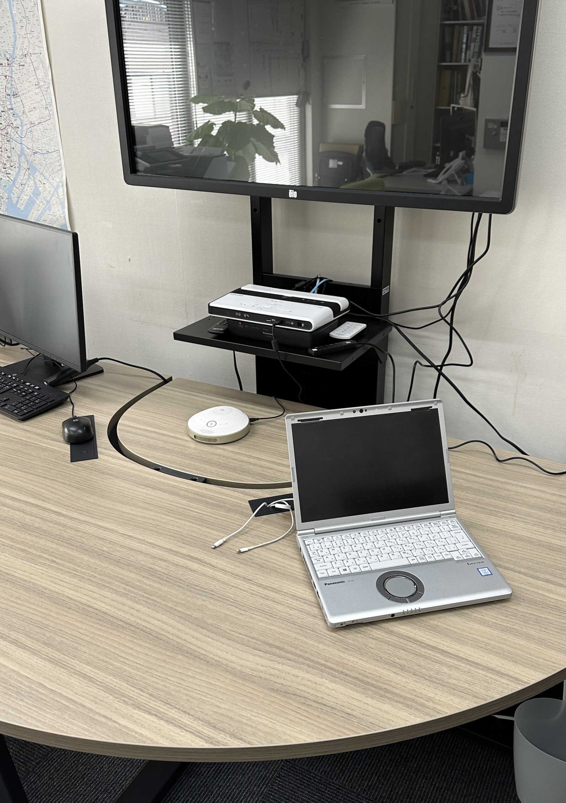 会議の一体感と創造性を高める半円型テーブルITOKI「Panora」 ※弊社東京営業所でも業務で利用、展示しております - 株式会社ナガミ